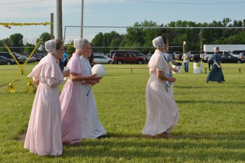 Rumspringa Explained: What Amish Teens Really Do (Myths vs Reality)